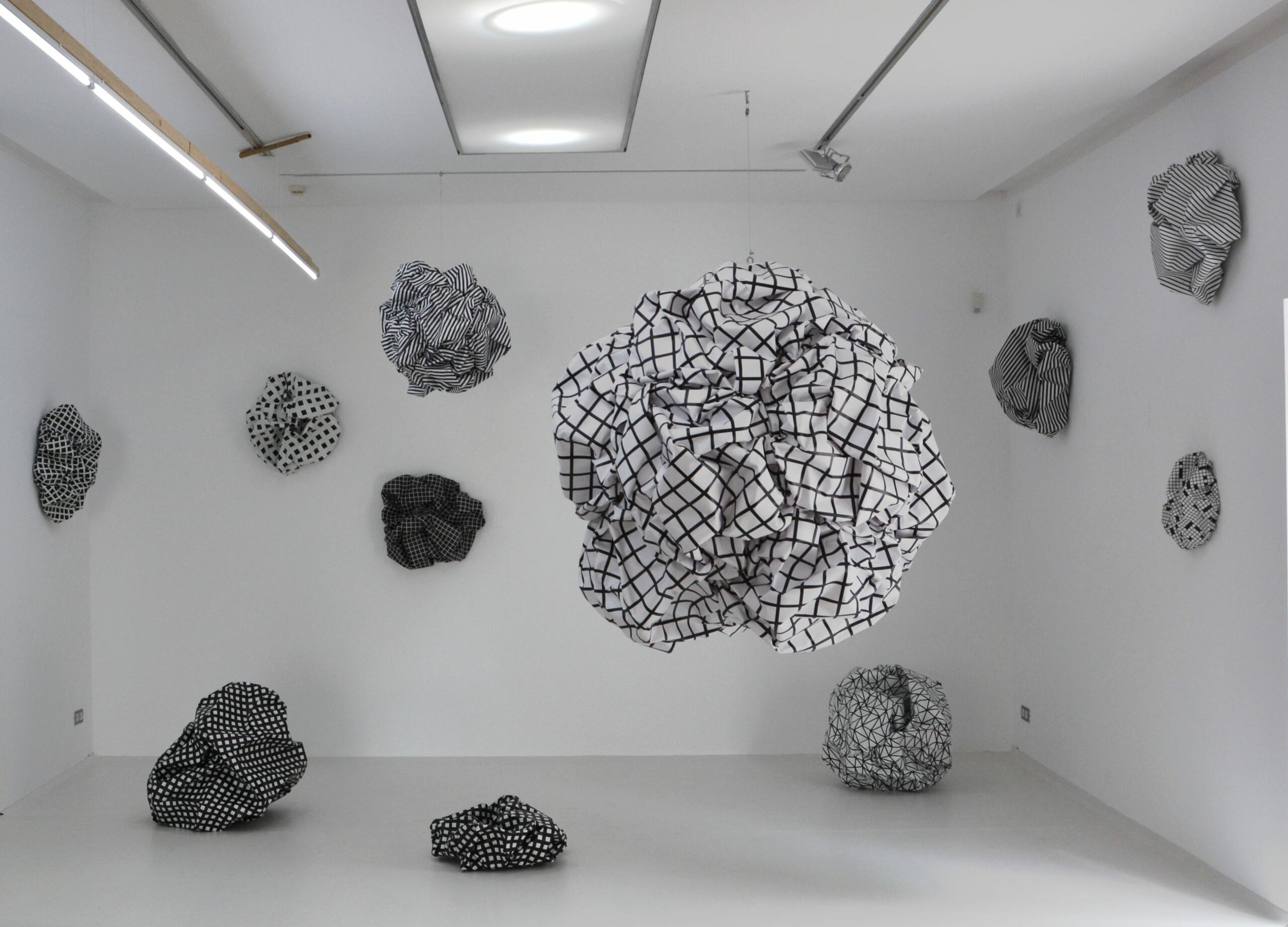 Esther Stocker - Galerie Petra Seiser